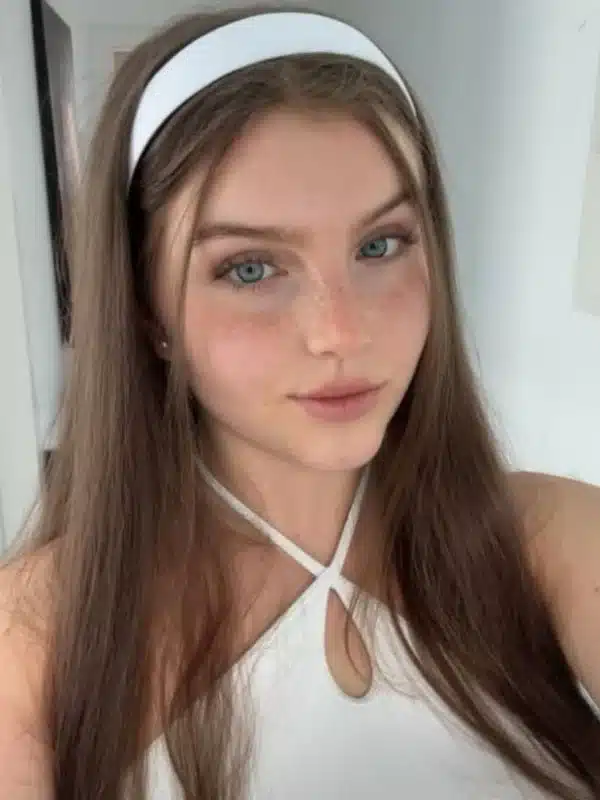 Zoe Alone at Home (Model) Biography, Wiki, Age, Career, Height, Weight, Boyfriend, Net Worth ...